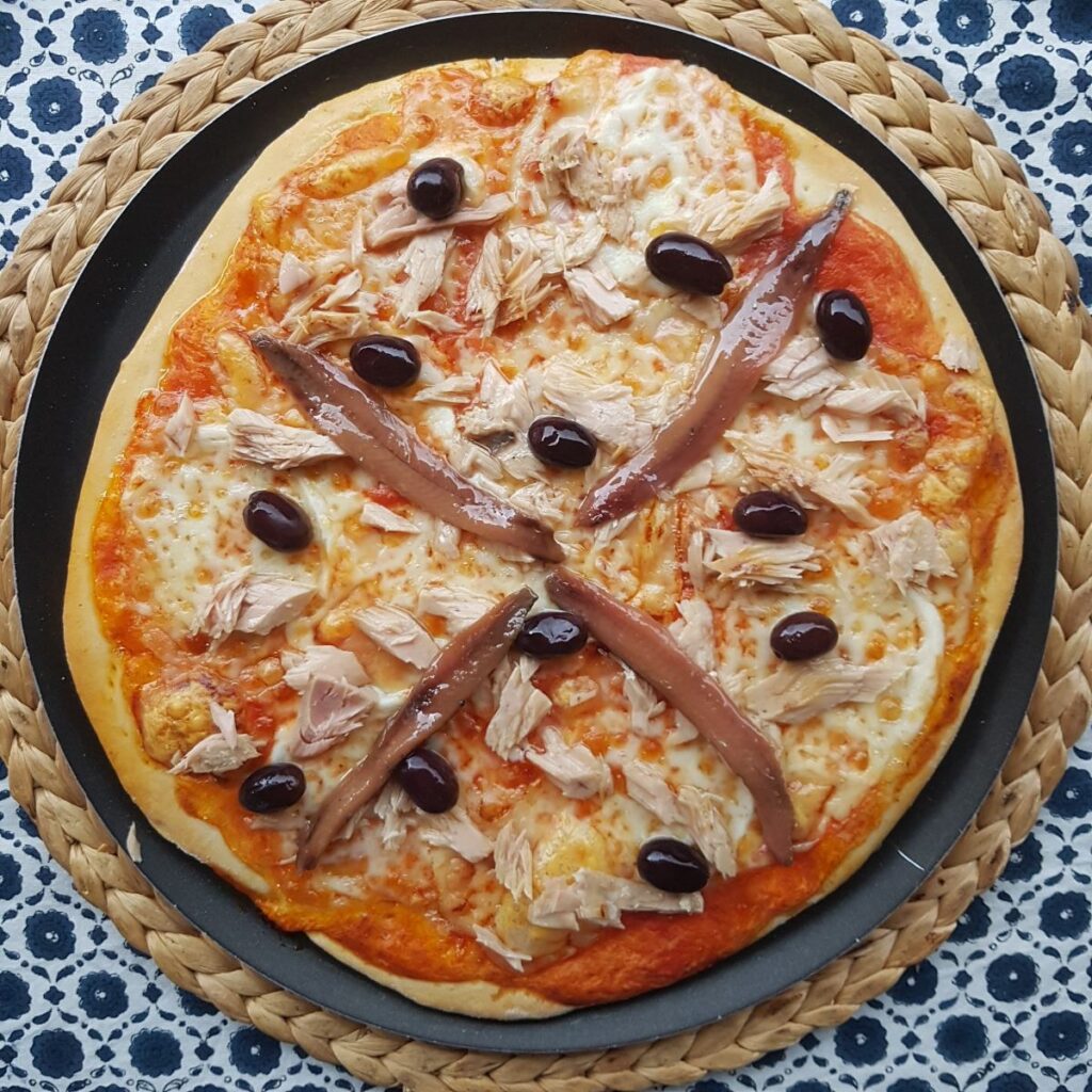 Pizza de atún, anchoas y aceitunas negras, receta