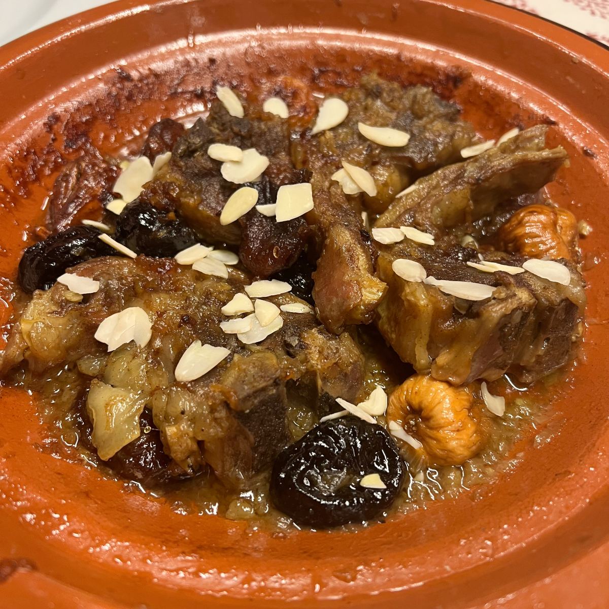 Tajine de cordero con ciruelas y almendras, receta marroquí