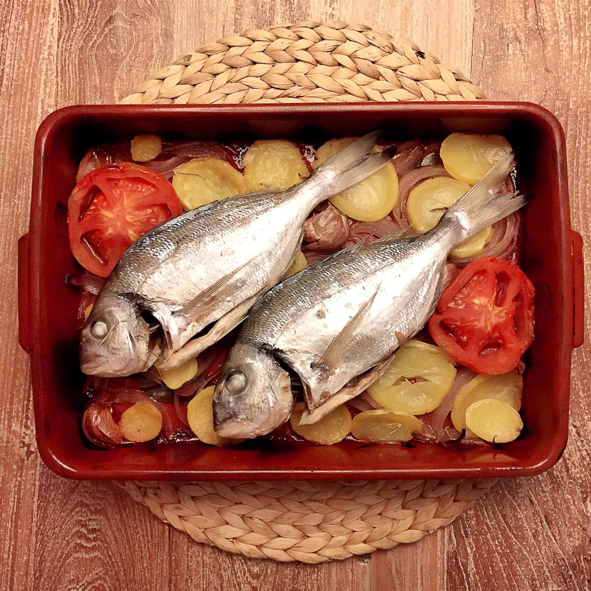 Orada al forn amb patates i ceba, recepta